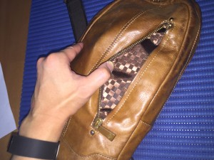 3年間愛用したACE Darwin(エース/ダーウィン）のボディバッグをレビュー - 【OGA】大人なメンズの鞄・バッグ専門サイト